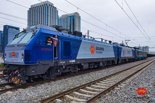 Baoshen Railway’s First HXD2 Electric Locomotive Begins Test Run